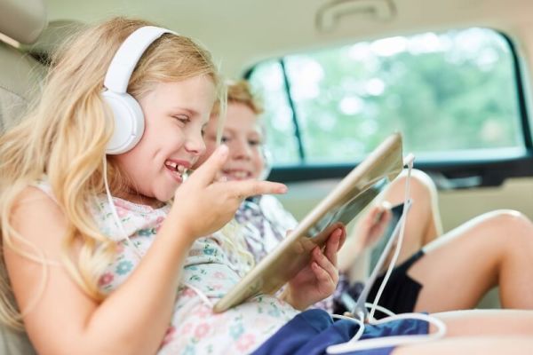 10 Out-of-the-Box Games to Entertain Kids While Traveling