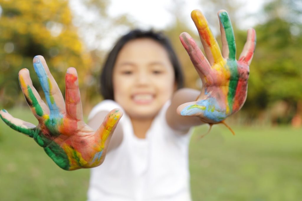 10 Actividades para Enseñar Amabilidad a Niños | Lingokids
